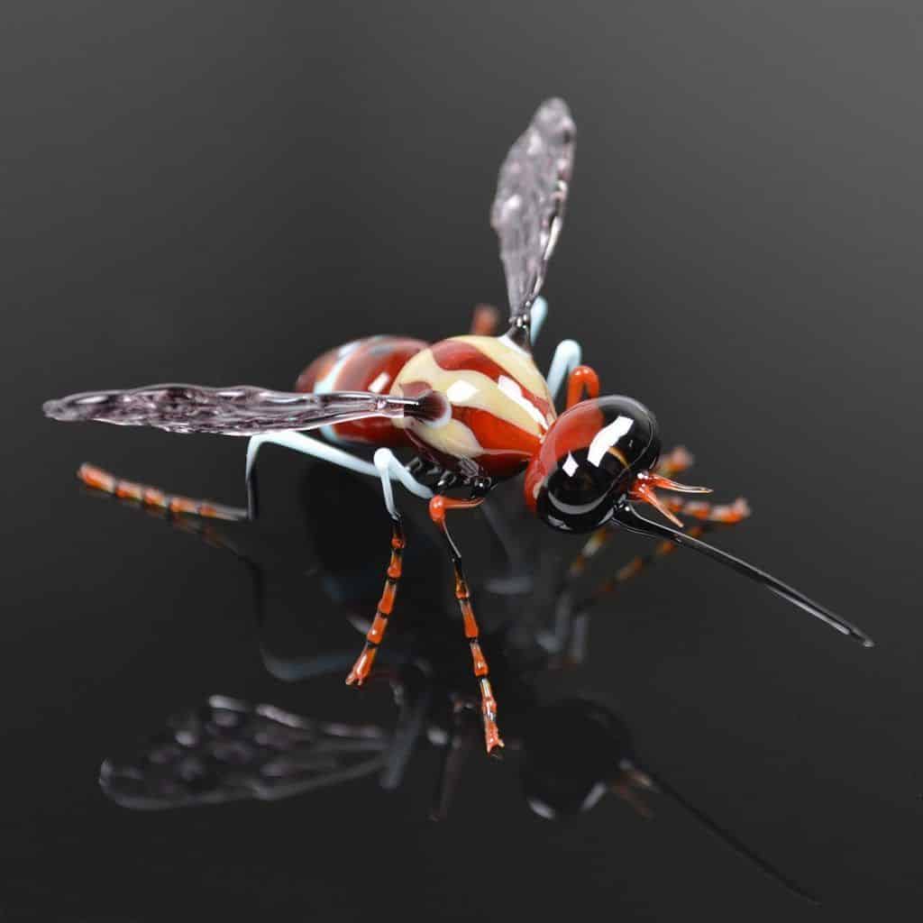 10 photos de magnifiques insectes en verre créés par Wesley Fleming