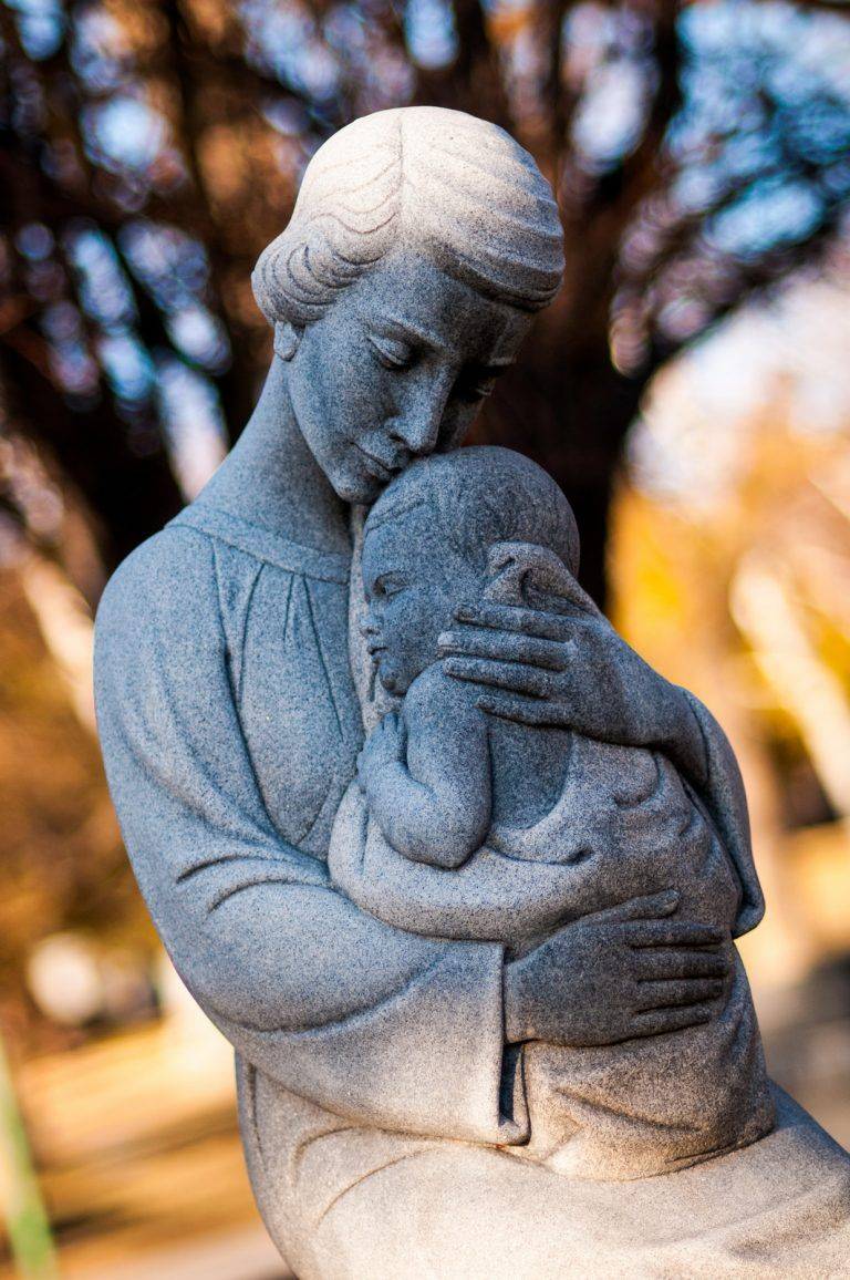 16 superbes sculptures du monde entier dédiées à l'amour des mamans