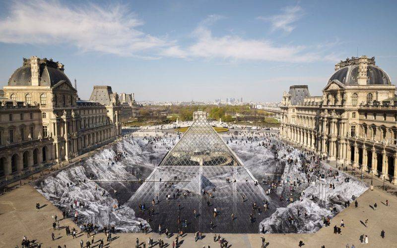 L'artiste JR transforme le Louvre avec une illusion d'optique en papier ...