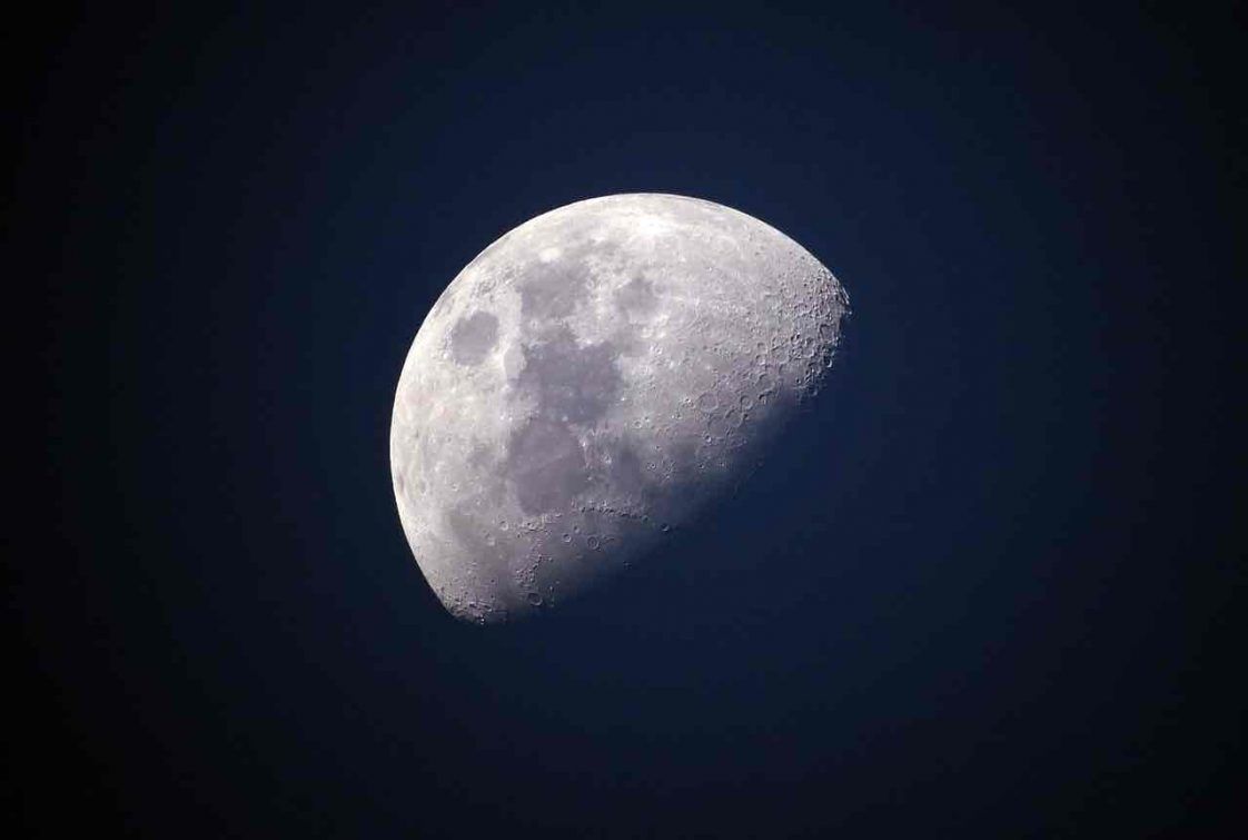 Une photo ultra haute définition de la lune dévoile chaque petit cratère