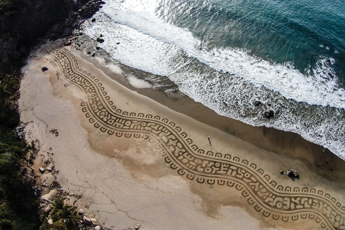 Un artiste créer d'énormes créations de sable avant l'arrivée de la marée