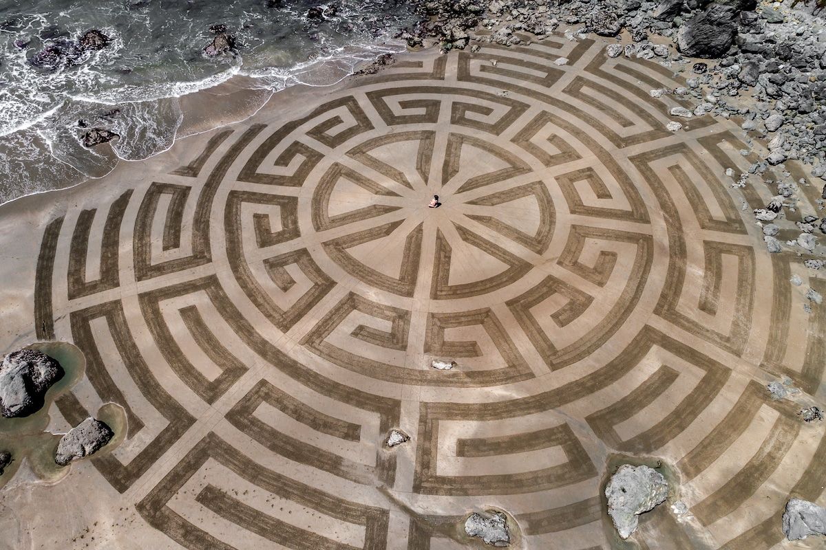 Un artiste créer d'énormes créations de sable avant l'arrivée de la marée