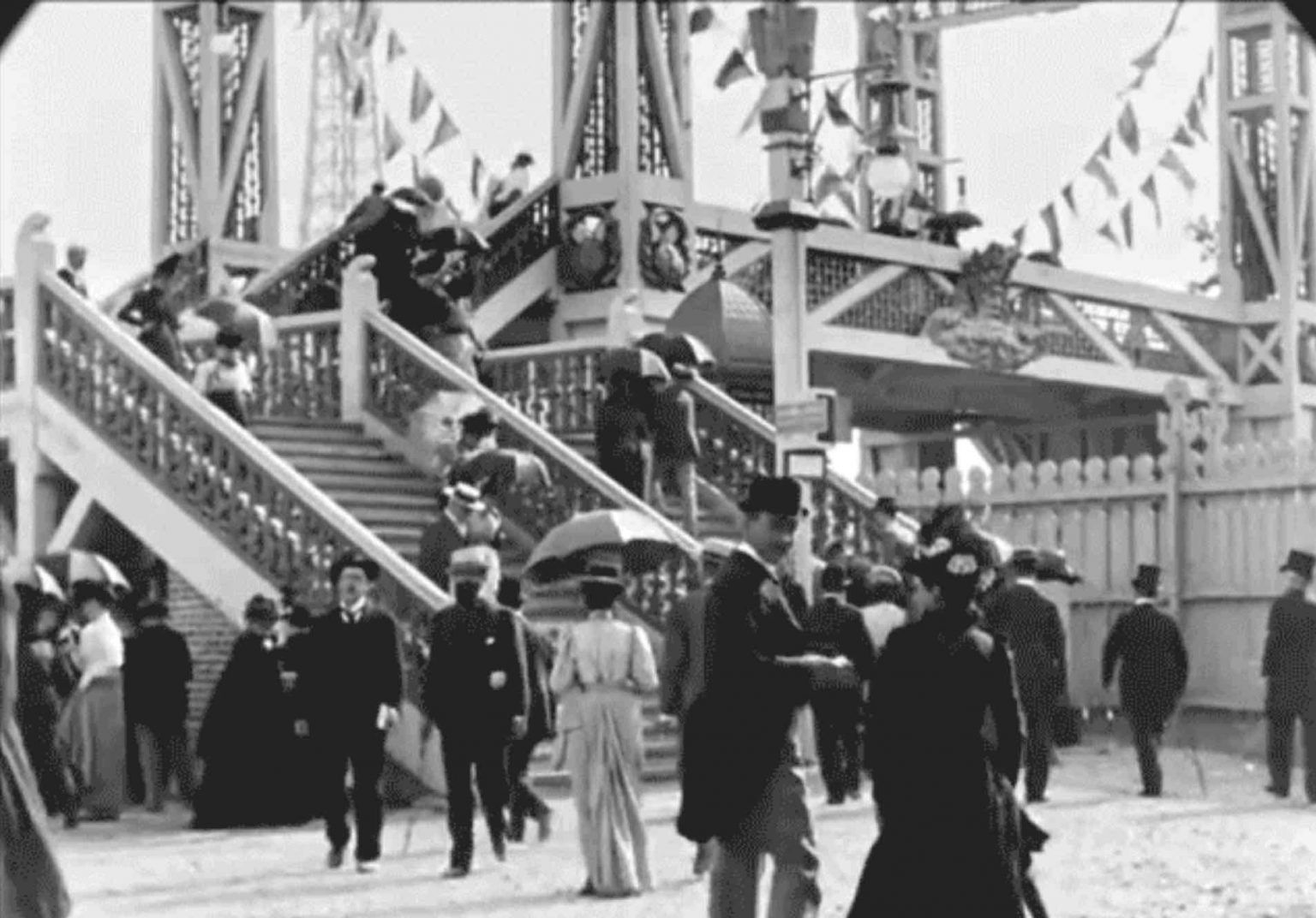 Des séquences de films montées du Paris des années 1890 montrent des ...