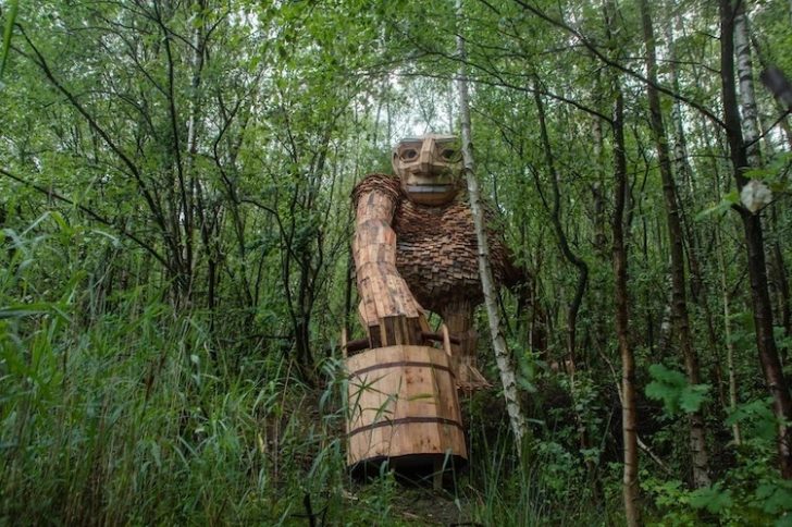 Les sculptures géantes de trolls en bois recyclé de Thomas Dambo ...