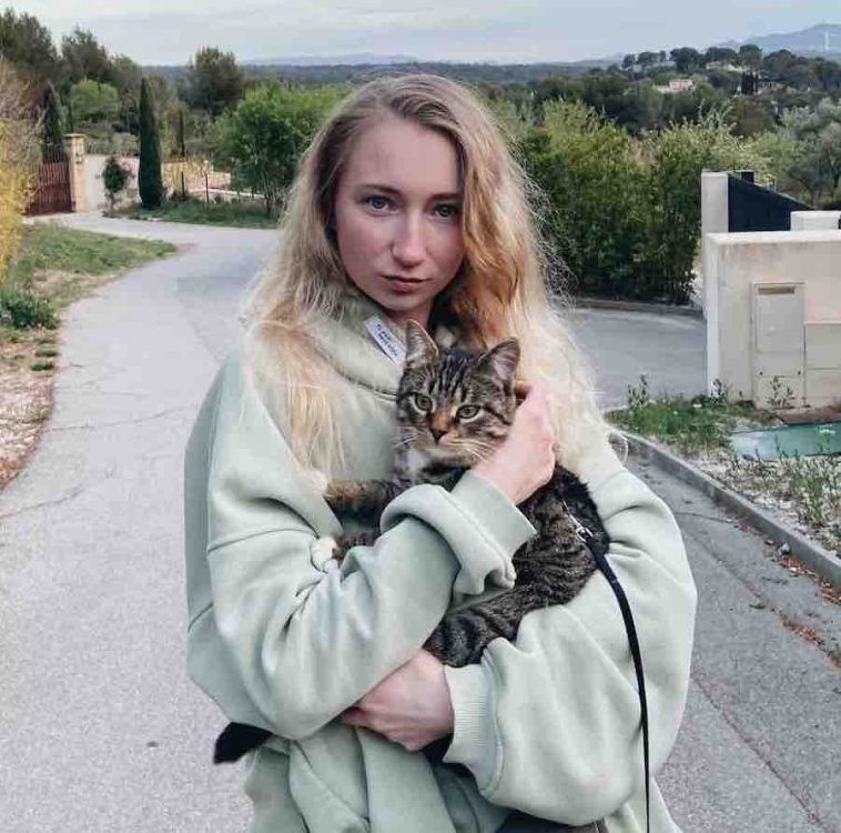 Une femme échappe à la guerre en Ukraine avec son chat et maintenant ...