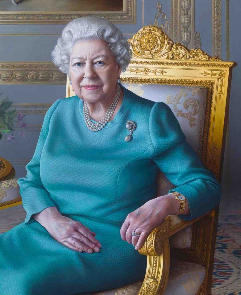 Avant sa mort, la reine Elizabeth II a posé pour un portrait à l'huile ...