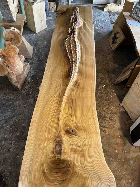 Un menuisier passe plus de 100 heures à sculpter un crocodile super ...