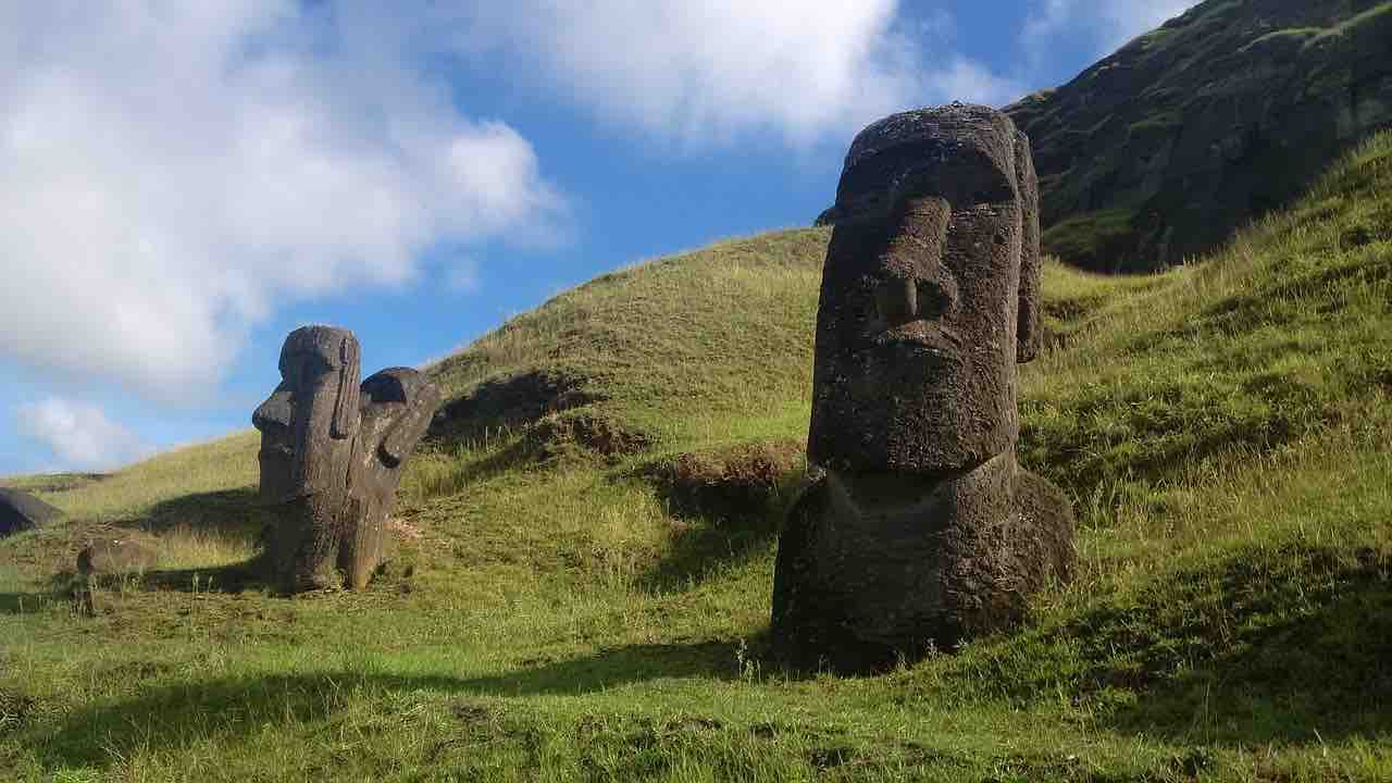 Les célèbres statues de l'île de Pâques ont des corps enterrés