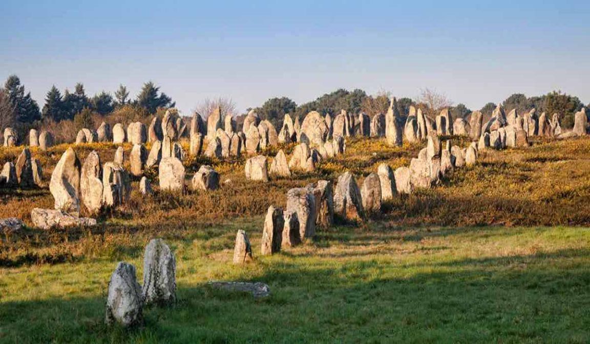 Les pierres de Carnac en France sont plus anciennes, plus grosses et ...
