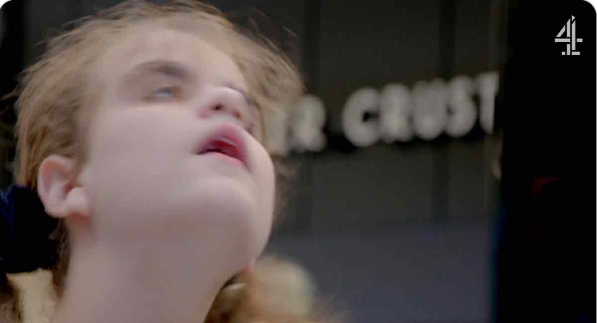 Une adolescente aveugle et neurodivergente laisse une pianiste de renom ...