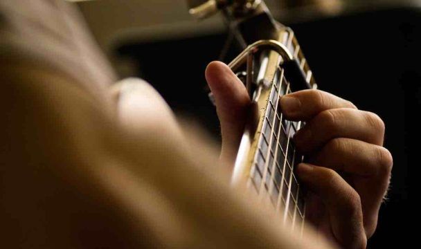 Un guitariste de 11 ans devient viral avec un concert scolaire, Rock ...